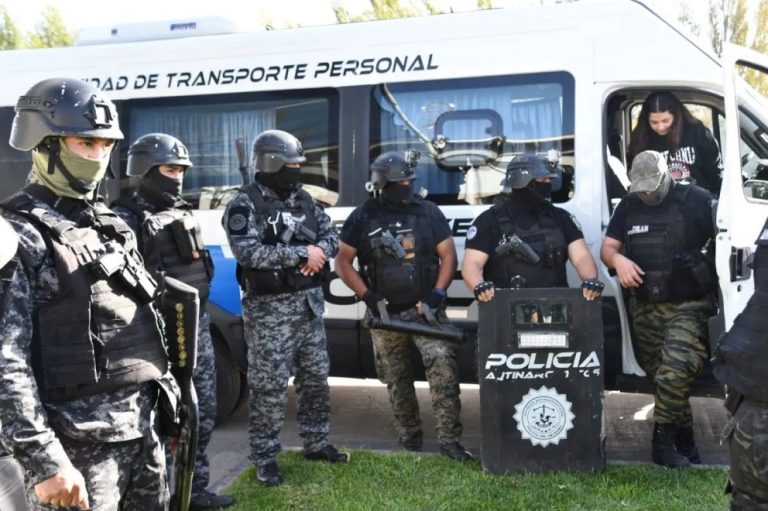 Golpe al microtráfico en Centenario: 18 allanamientos y varios ...